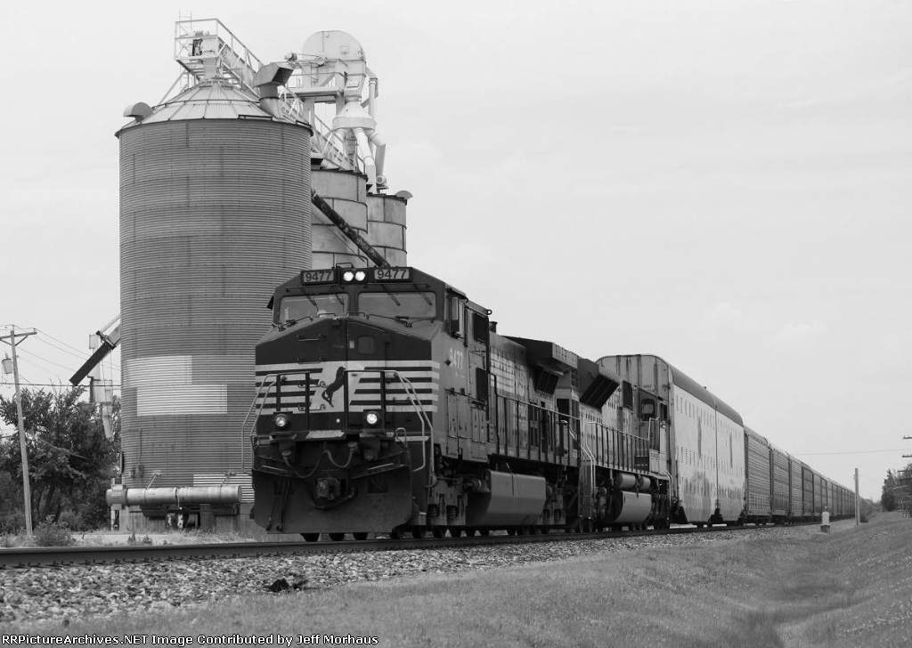 NS 9477 leads Train 285